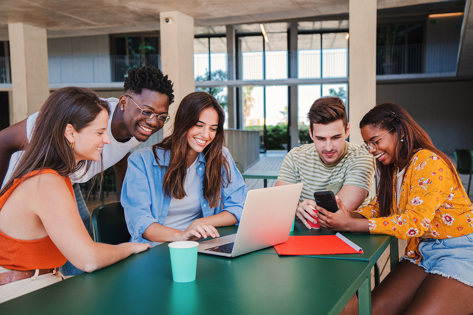 Synchronous Hybrid Classrooms in Schools: Differences between On-Site ...