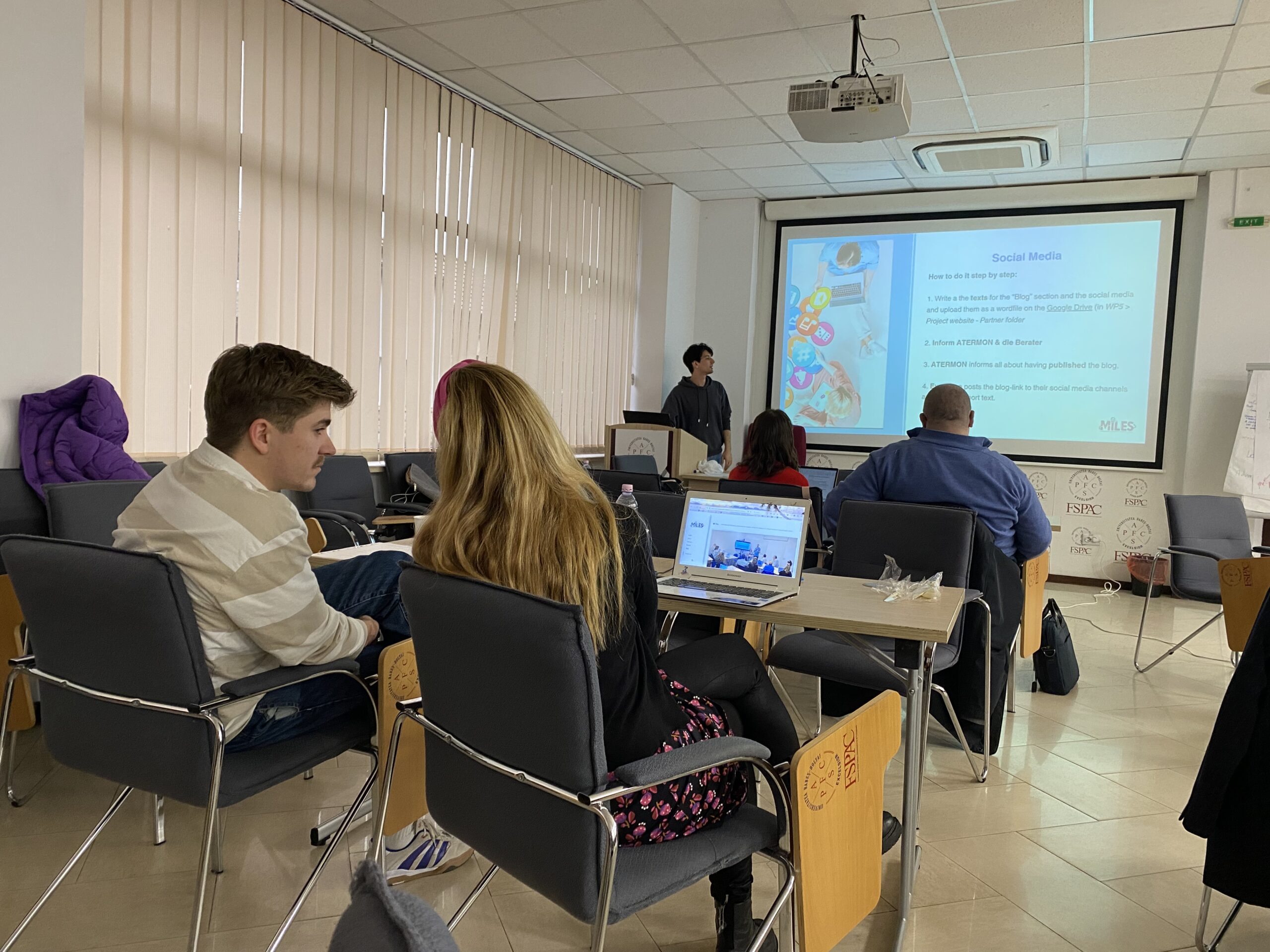 Mainstreaming pre-bunking and critical thinking in class rooms with the ...